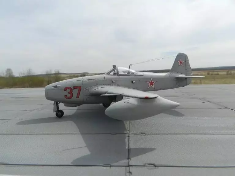 Modello del combattente Yak-17. L'autore del modello Igor Emashev.