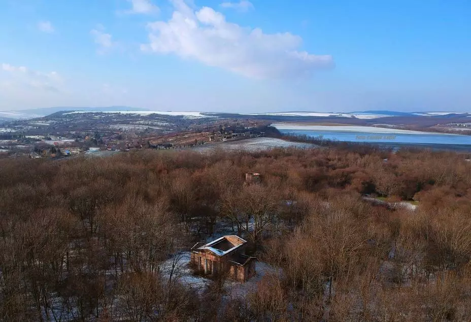 L'aparició de l'antic territori de la cort ucraïnesa Gatagonias, on van esclatar les batalles brutals al gener de 1945. Només es conserven els edificis del mausoleu i una torre de l'Observatori Astronòmic. Al fons és visible per a la ciutat de Bichke