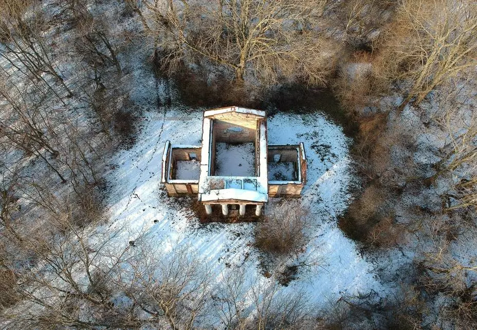 Bo-aansig op die bou van die Mausoleum, waar tydens die Januarie slag van 1945 Field Lazaret van die SS bataljon is geleë