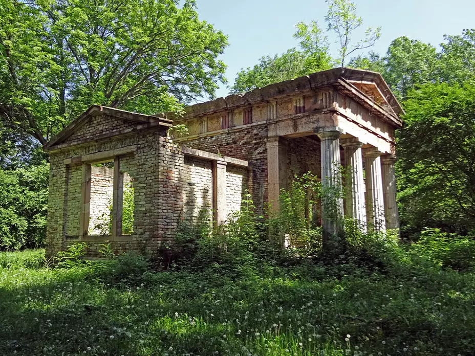 Nog 'n siening van die Mausoleum, deesdae die hele grondgebied van die boedel ruigtes met plantegroei