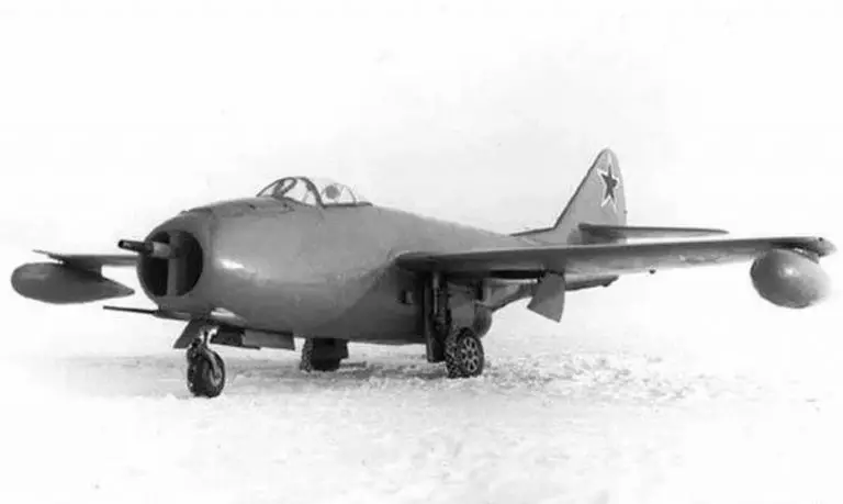 MIG-9 se zavěšenými tanky na testování