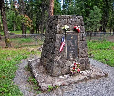 Memorial Uhrin pommitus