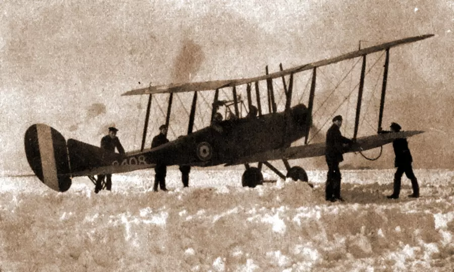 B.e.2c balafirên Scout bi hejmara serial 8408. Di bihara 1917-an de, ev balafir di dibistana leşkerî ya Malston de li dibistana leşkerî ya RNAS-ê hate bikar anîn, û di şeva 24ê Gulanê de di refleksa serdegirtina Zeppelin de bû. Di wê kêlîkê de, wî di vê wêneya zivistanê ya 1916-1917 de, di nav de yekîneya çeka makîneyê, mîna di vê wêneyê zivistanê de xuya dikir