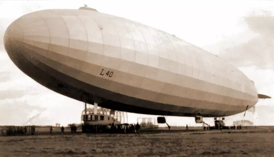 Airship L.40 li Alhorn piştî nûjenkirina pêşîn a Sibat 1917. Keştî ji berê ve pênc motor hene, lê dîsa jî platforma jorîn û fodder bi desta makîneyê li ser her yek ji wan digire