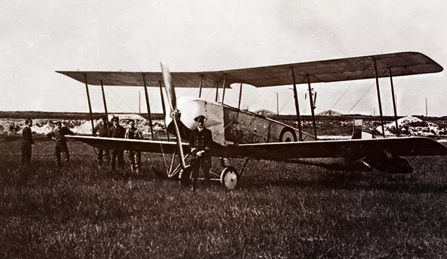 Zapovjednik leta Bigsworth ispred AVRO -504B SER. № 1009, na kojem je napao LZ.39