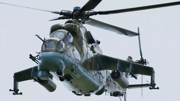 Helicóptero Mi-24 em um ensino de pessoal anti-terrorista militar