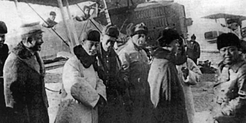 Líder militar Manchuria Zhang Xuealyan en la vista de su aviación.