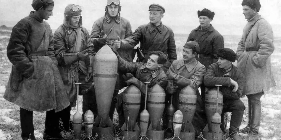 Aviadores soviéticos posando en el aeródromo con bombas fuglasas.