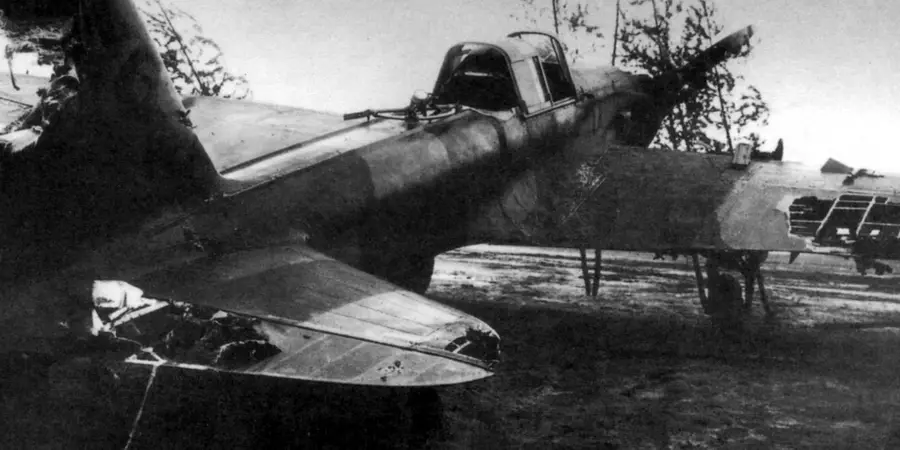 Einzelne Angriffsflugzeuge IL-2, die an Front-Line-Orten für den Pfeil ausgestattet sind, erhielt große Schäden in der Schlacht, es gelang es jedoch, zum Flugplatz zurückzukehren