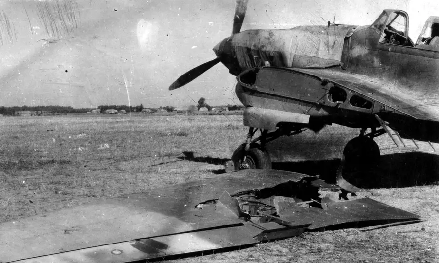 החלפת המטוס של המטוס של האגף של המשמר מטוס ההתקפה של סגן בכיר s.i. Kuznetsov