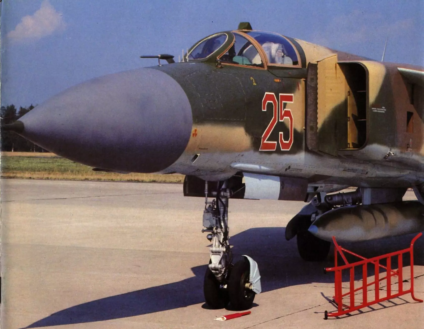 U augustu ove godine ovi mig-23S borci fotografirali su Peter Steinemann tokom posjete zrakoplovnog baze Cuopio Riesza, avijacijske komande Karjalan Lennosto. Ovi avioni, kojim je komandovao potpukovnik E. Bihakov (lt-col e Bihakov), pripadaju eskadrilo, sa sjedištem u Kubi za 50 milja (80 km) zapadno od Moskve. Očigledno, prije nego što je preletio vanjske granice Varšavske ugovore mašine, mašine su bile lišene radarske i navigacijske opreme