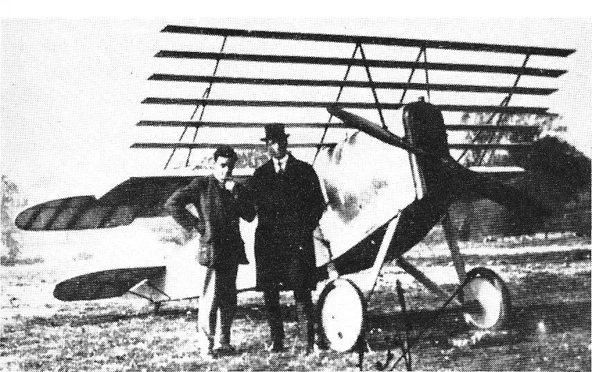 H. J. Hincler und H. J. Lei in Hemble im Dezember 1920 mit einem Baby mit einem experimentellen Typ Flügel ausgestattet