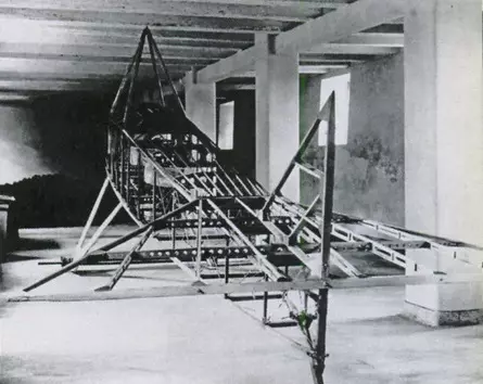 משרידי מטוסים שנבנו במלחמת העולם הראשונה, במרתף מוזיאון המוזיאון של מר פוקו מאז 1920 היה מטוס קל, אשר המטוס שלו ללא קרבות חיצוניים מוצג בתצלום זה.