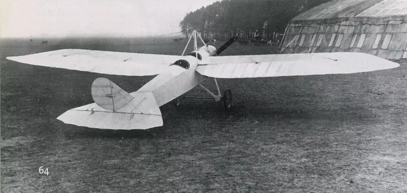 Avion légère un VII sur un champ de vol à Brême. L'avion n'a pas encore causé un numéro d'enregistrement civil. Sur cette image, la forme de l'aile qui avait une garniture en lin et ressemblant à des graines de Zanoney est bien représentée. La console d'aile de cet aéronef est devenue un prédécesseur pour l'avion Fectke-Wulf-Wulf d'ailes de free-équitation. Un ancien moteur Argus de 36,7 kW a servi de centrale électrique. En 1912, ce moteur a été acheté pour une petite quantité. Ce moteur a permis à l'aéronef de voler à 100 km / h