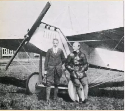 היינריך פוקקה וגיאורג וולף מול המטוס המוצלח הראשון שלו. למרבה הצער, תצלום מטושטש, אבל הערך ההיסטורי של תמונה זו מפצה על הפגם הזה