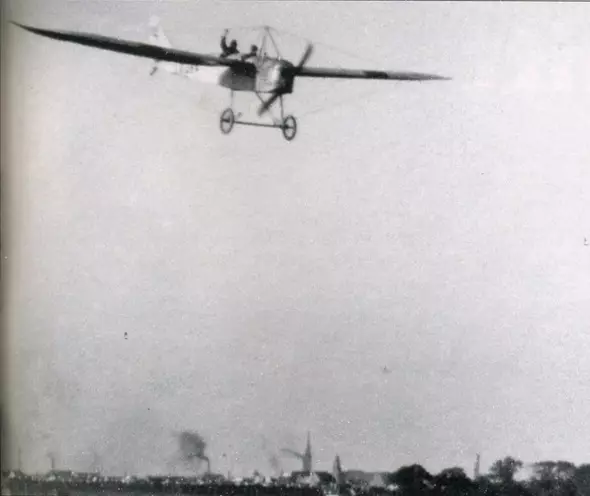 Kerge õhusõiduk A VII oli esimene õhusõidukite loodud Bremenis ja sai luba lennata. Registreerides selle lennuk sai tsiviilnumber D-264
