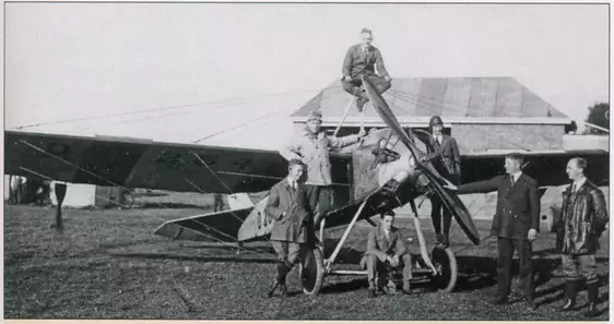 Das leichte Storch-Flugzeug von Bremen war nicht nur die Grundlage, die später vom Focke-Wulf-Werke-Flugzeugunternehmen, aber auch durch das Flugzeug, das später lernte, 50 Piloten zu fliegen lernte. Direkt am Rand des Bildes Georg Wulf, der sich selbst lehrte, vier Personen zu fliegen