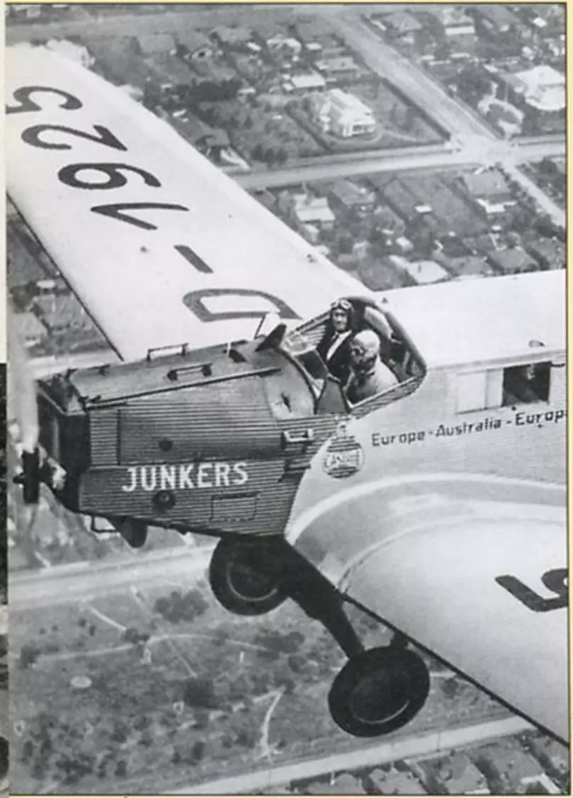 परिवार के विमान डब्ल्यू 33 कई दूर उड़ानें बनाईं। इस तस्वीर में, डी 1 9 25 अटलांटिस दिखाया गया है कि किस गेन्स बर्ट्राम ने जर्मनी के साथ उड़ान भर दिया - ऑस्ट्रेलिया और कुल लंबाई 55330 किलोमीटर की कुल लंबाई के साथ