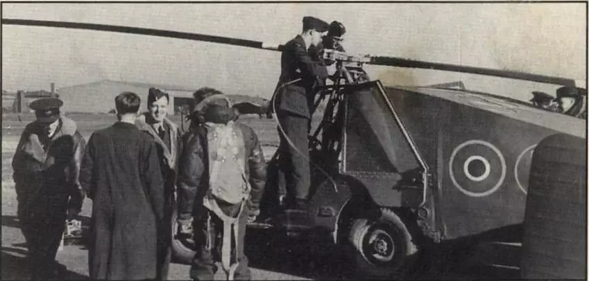 Příkaz země zobrazuje rotor během testu otáčení. Trvalý pilotní pilot Rotabuggy Squadron Leader (Major) I. M. D. Malé stojí čtvrté zpátky do kamery