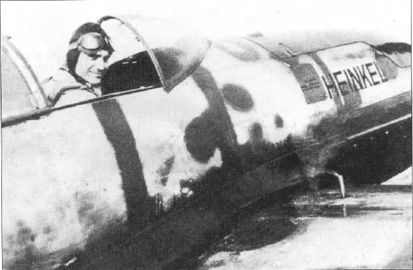 Ганс Дітерле в кабіні рекордного He 100V8 після польоту 30 березня 1939 року. На фото добре видно, що всі щілини на рекордному літаку зашпаклёвани