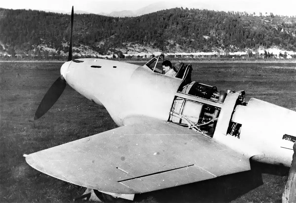 Ang test pilot Nikolo Lana (Nicolò Lana), na nakaupo sa cabin ng P.119 experimental fighter, ay naghahanda para sa simula ng engine. Ang parol ay halos ganap na inalis (mayroon lamang isang wind visor) at dalawang naka-synchronize na machine gun sa ilong ng fuselage ay nanatili mula sa mga armas. Sa snapshot bago binuksan ang sash skirts, ang engine hood ay nakikita ng dalawang maubos na gas pipe