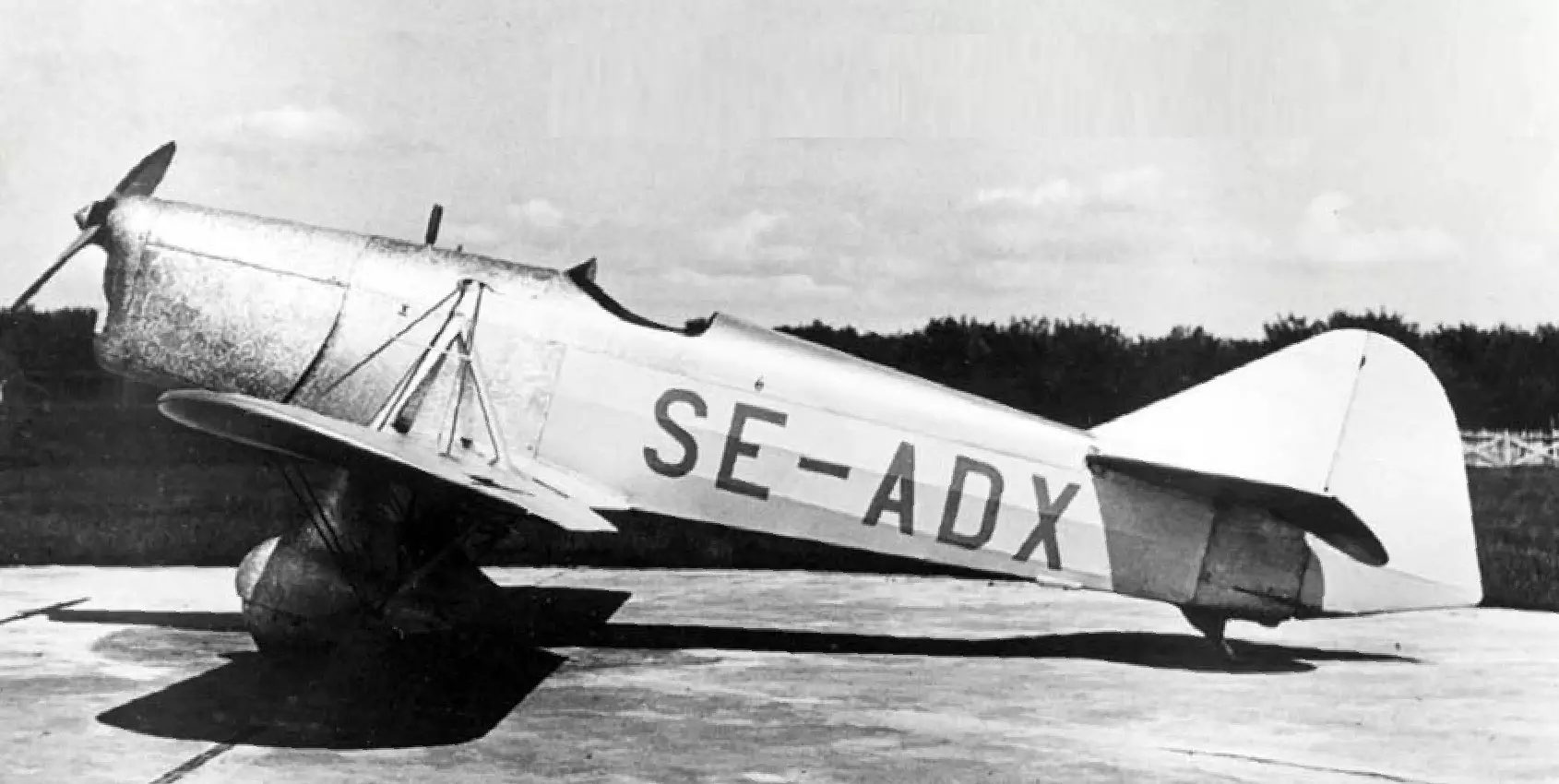 पहिलो प्रोटोटाइप एस 1-A (SE-ADX); तस्वीर येनिंग एयरफील्डको गहन खोलिएकोमा अगस्त 1 35 .35 र दुर्घटना सम्म गरिएको थियो। चाँडै दोस्रो प्रोटोटाइप एस 1-A (सेई-एडी) निर्माण गरिएको थियो, जसले पछि स्विडेनी वायुसेनाको अंशको रूपमा सेवा गर्यो