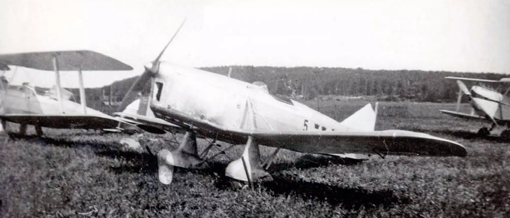 1936年の夏には、F 5リジュングF 5に飛んで、3つのP 1のうちの1つの品質が低いのまれな写真です。タイトルの欠如に注意を払い、後ですべてのP 1にインストールされています