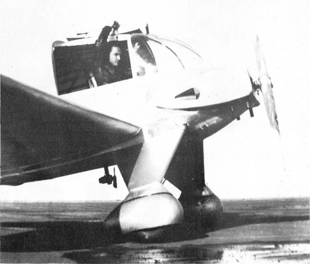 Kendall F. Blackwell (Kendall F. Blackwell) tries to close the cabin door. Under the fuselage, you can see the wind generator screw
