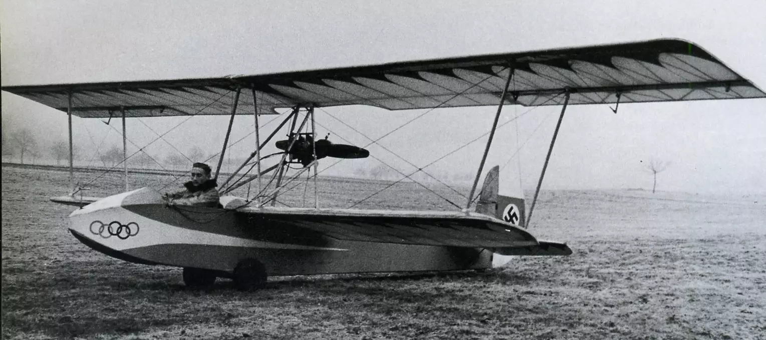 Mücke Motor Glider στο Narquisen, Obrygheim. Πίσω από το τιμόνι του ανεμοπλάνο κάθεται δεκαέξι-year-old walter hubner