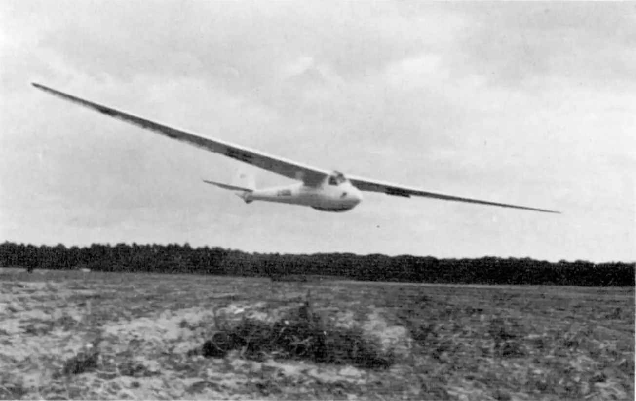 Reis. 4 WEIHE Segelflugzeug im Flug