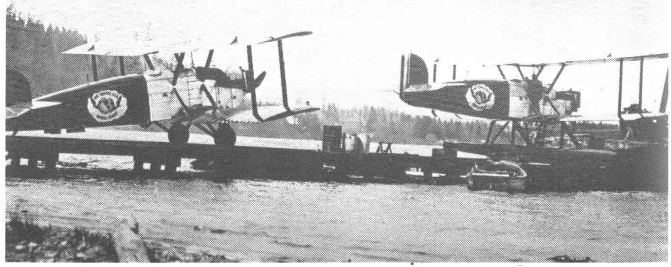 Du DWC li Sand Point Airfield, Washington Lake; Destpêka Nîsana 1924-an. Balafirek jixwe bi pêlavan ve tê çêkirin, dema ku yê din pêxemberê xwe hildiweşe, bi ku ew ji Santa Monica (USF) hat