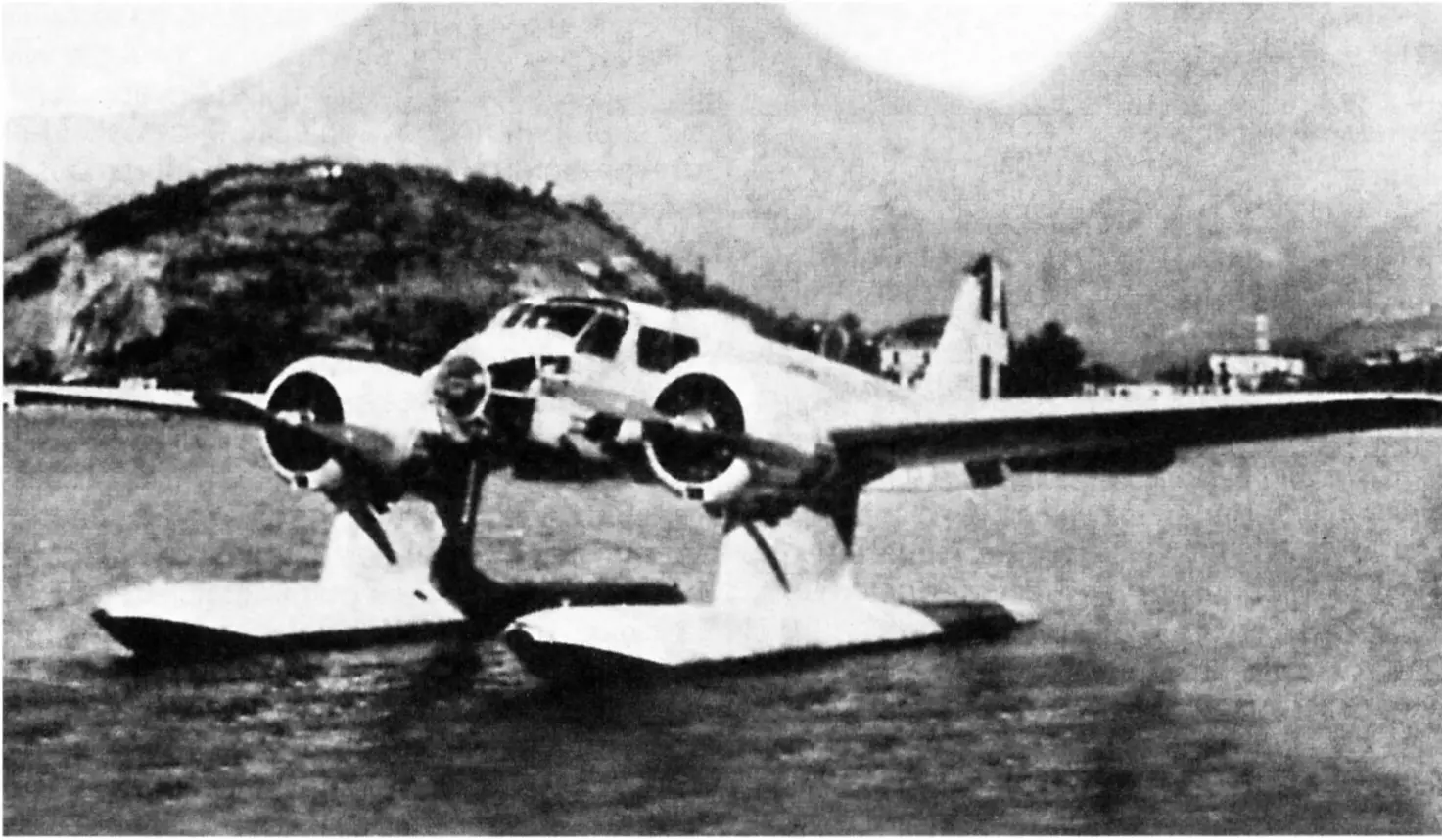 Float Caproni-Bergamasca CA.316 Scouthydrosametin prototyyppi (MM.27193) parkkipaikalla. Hydrosapoltin kaikki pinnat maalattiin kevyellä kermamaalauksella. Poikkeus muodosti mustat pohjat kelluvat ja pyörän suunnasta, johon valkoista ristiä levitettiin