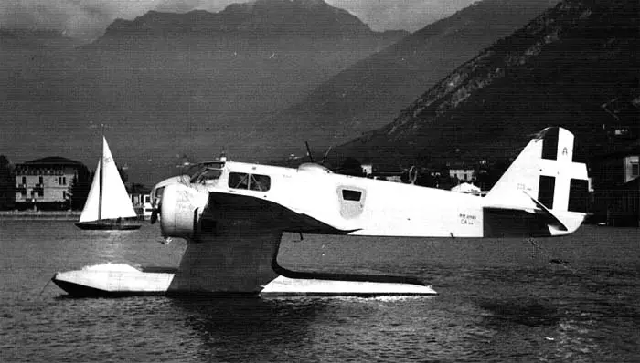 Float Caproni-Bergamasca CA.316 Scouthydrosametin prototyyppi (MM.27193) parkkipaikalla. Hydrosapoltin kaikki pinnat maalattiin kevyellä kermamaalauksella. Poikkeus muodosti mustat pohjat kelluvat ja pyörän suunnasta, johon valkoista ristiä levitettiin