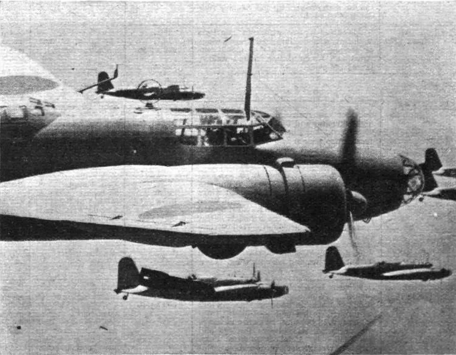 MITSUBISHI T-97: Disse tunge bombefly, der er udstyret med en eskadron af japansk hær luftfart, anvendes i vid udstrækning i ekspansion på Pacific TVD. Med en bombebelastning på 4.400 pund (1996 kg) har en rækkevidde på 1180 miles (1900 km)