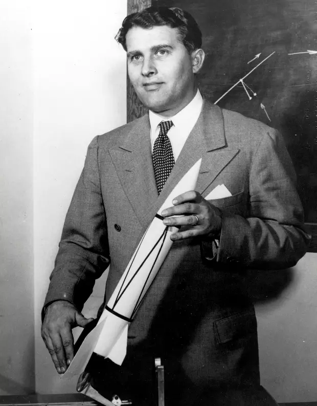 Saksalainen suunnittelija Verner von Brown, jonka malli on Rocket A-4 (V-2) sodan jälkeen. Kansallinen ilma- ja avaruusmuseon arkisto, Smithsonian laitos