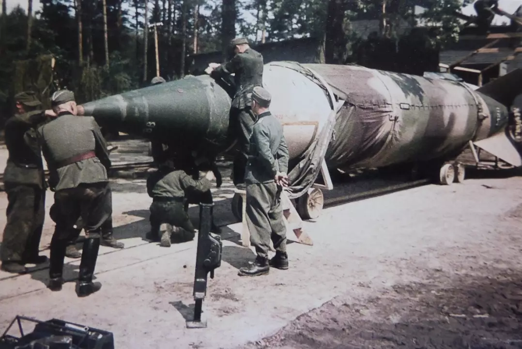 Ballistinen raketti A-4 polygonissa on läpipainopakkaus, syksy 1943. Park historianczny Blizzna.