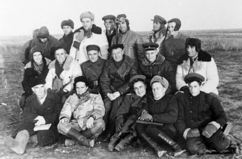 Những người tham gia sự ra mắt đầu tiên của tên lửa đạn đạo Đức A-4 (V-2) tại đa giác Kapustin Yar; Ngày 18 tháng 10 năm 1947. Từ trái sang phải: hàng đầu tiên - m.i. Likhnitsky, n.a. Pilyugin, G.A. Tulin, n.n. Hibbov, S.S. Vòng nguyệt quế; Hàng thứ hai - M.S. Ryazan, V.P. Barmin, S.P. Korolev, S.I. Vetoshkin, l.m. Gaidukov, v.i. Kuznetsov; Hàng thứ ba - v.p. Glushko, D.D. Sevrook, b.e. Chết tiệt, m.i. Borisenko, l.a. Phục sinh, v.a. Rudnitsky, V. Bolmatkov. Rantd. F.134, OP.3, D.19