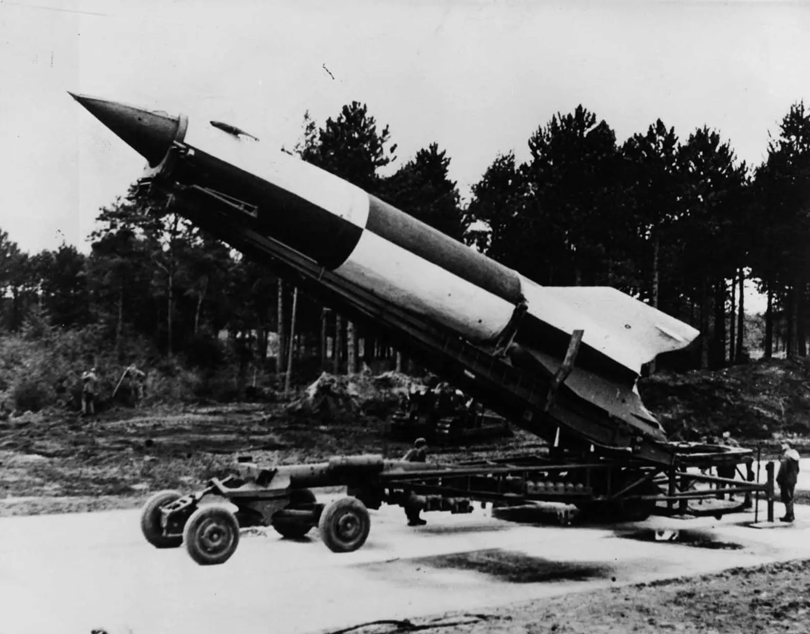 Preparazione per il lancio del Rocket balistico tedesco A-4 (V-2), 1945 rarehistoricalphotos.com