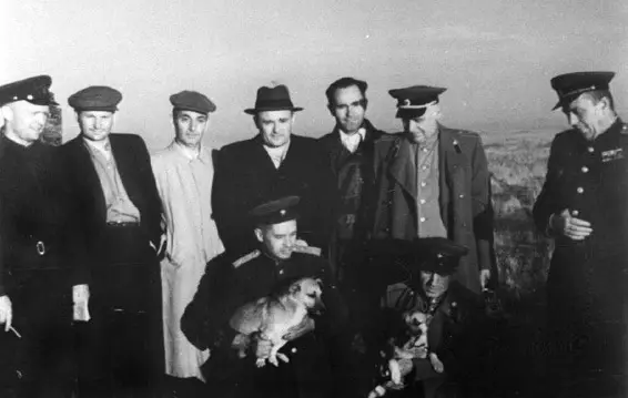 Un gruppo di specialisti dopo che atterrando cani sperimentali al Kapustin Yar Polygon, 1951. Da sinistra a destra: v.i. Yazdovsky, s.a. Christianovich, i.f. Tevosyan, S.P. Korolev, n.a. Lobanov, A.A. Freavranov, v.i. Sambuco; Con animali - v.i. Popov e A.D. Sartine. Rantd. F.134, op.3, D.17