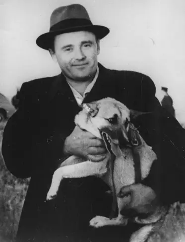 Chief Designer S.P. Korolev con un cane della Guinea al Polygon Kapustin Yar, 1951. Rantd. F.211, op. 7, D.545