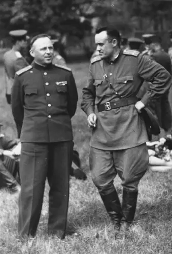 A.F. Retpe (chwith) a S.P. Korolev. Yr Almaen, 1946. Llun V. Budnica. Ranted. F.134, OP.3, D.52