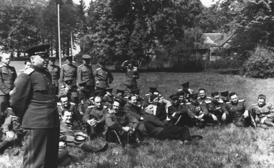 Racchette sovietiche nella posizione di una brigata per scopi speciali. Germania, 1946. Foto V. Budnica. Rantd. F.211, op. 7, D.538