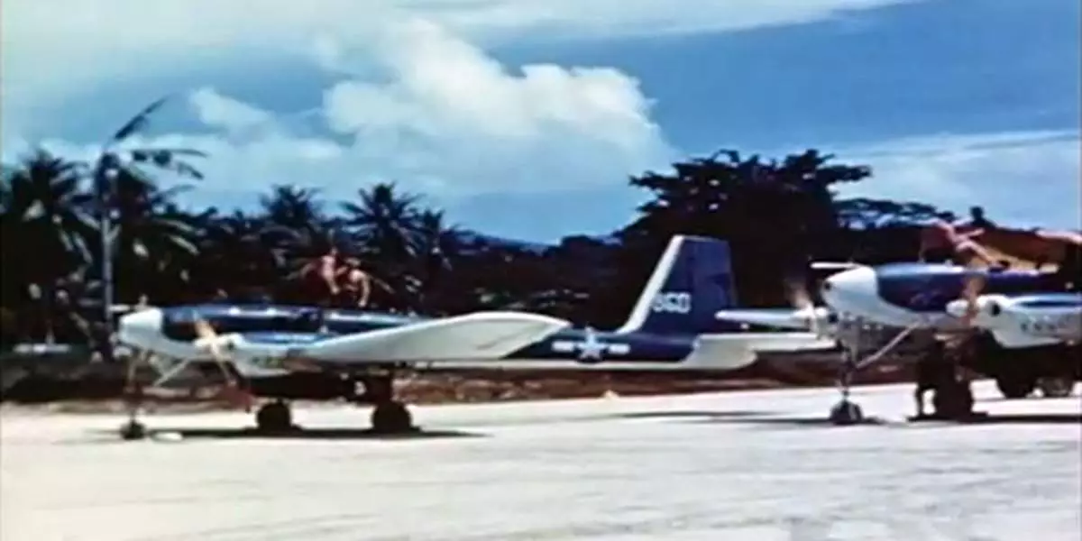 L'avió TDR no tripulat es prepara per a la sortida. 1944