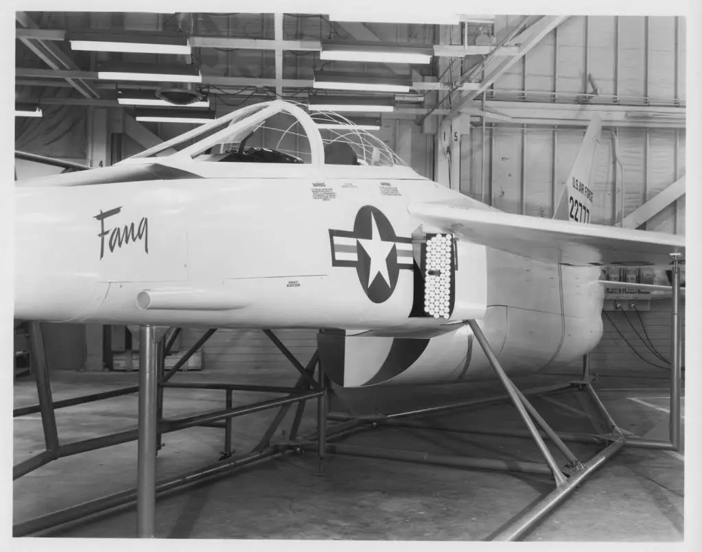 Northrop N-102 Houten Bomber Fighter Untwerp MOCKUP. De yndieling fan 'e Amerikaanske loftmacht en de fiktive seriële keamer wurde op' e yndieling dellein.