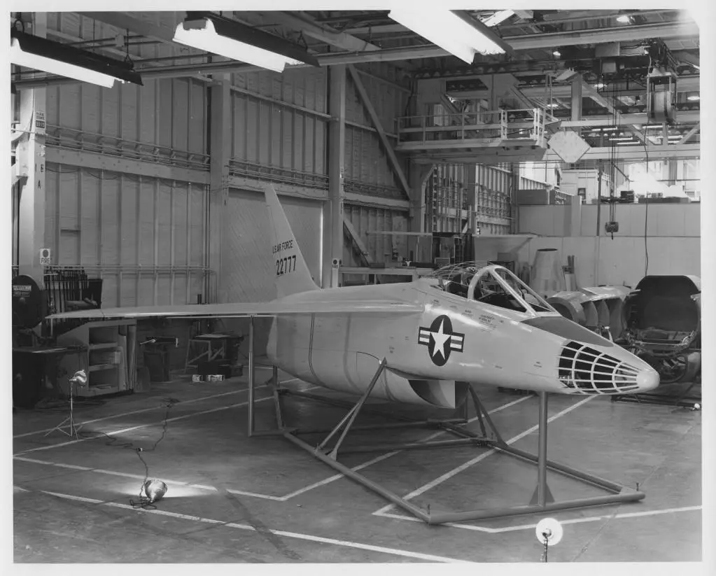 Northrop N-102 Houten Bomber Fighter Untwerp MOCKUP. De yndieling fan 'e Amerikaanske loftmacht en de fiktive seriële keamer wurde op' e yndieling dellein.