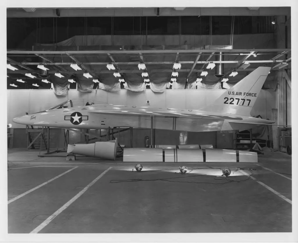 Northrop N-102 Houten Bomber Fighter Untwerp MOCKUP. De yndieling fan 'e Amerikaanske loftmacht en de fiktive seriële keamer wurde op' e yndieling dellein.