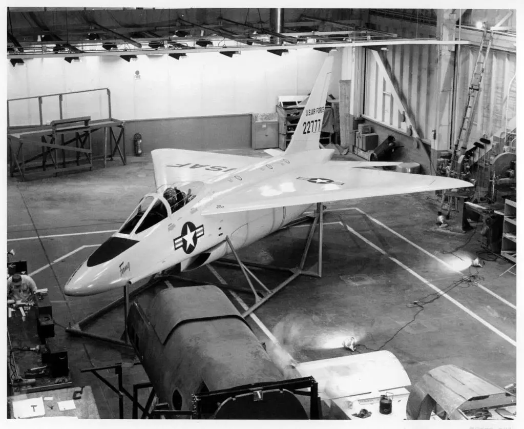 Northrop N-102 Houten Bomber Fighter Untwerp MOCKUP. De yndieling fan 'e Amerikaanske loftmacht en de fiktive seriële keamer wurde op' e yndieling dellein.