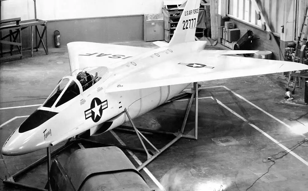 Northrop N-102 Houten Bomber Fighter Untwerp MOCKUP. De yndieling fan 'e Amerikaanske loftmacht en de fiktive seriële keamer wurde op' e yndieling dellein.