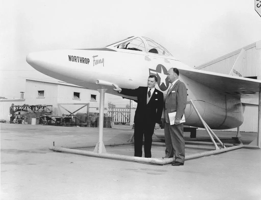 Northrop N-102 Houten Bomber Fighter Untwerp MOCKUP. De yndieling fan 'e Amerikaanske loftmacht en de fiktive seriële keamer wurde op' e yndieling dellein.