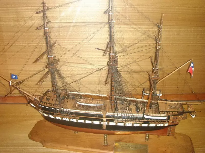 Model fregaty "O'HIGGIGGINS" (bývalý španělský "Maria Isabel", bývalý ruský "Svatý Patrik"). wikimedia.org.